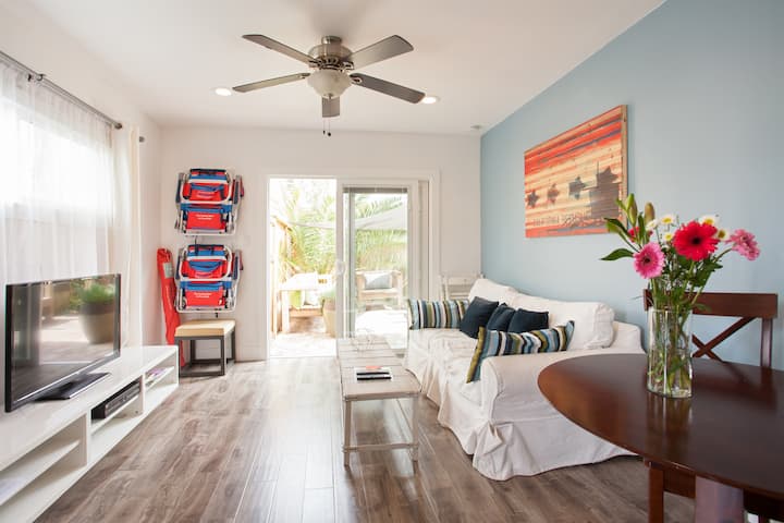 Modern Beach 1 Bd Apt W/ Yard - Hermosa Beach, CA