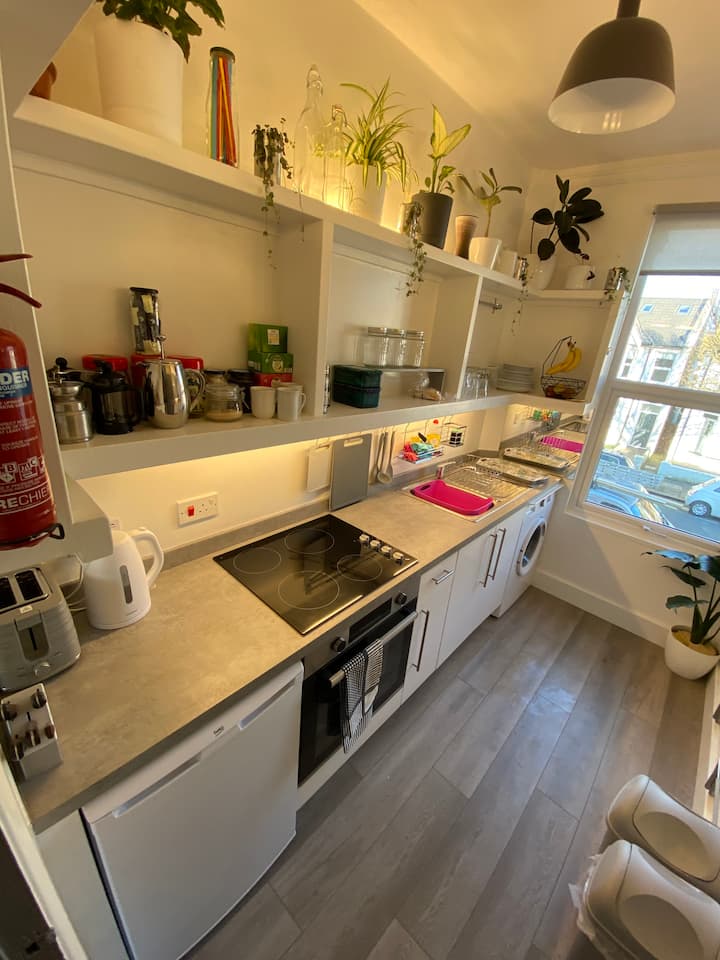 Kingsize Double/bright/clean/big Desk/fast Wi-fi - Steyning
