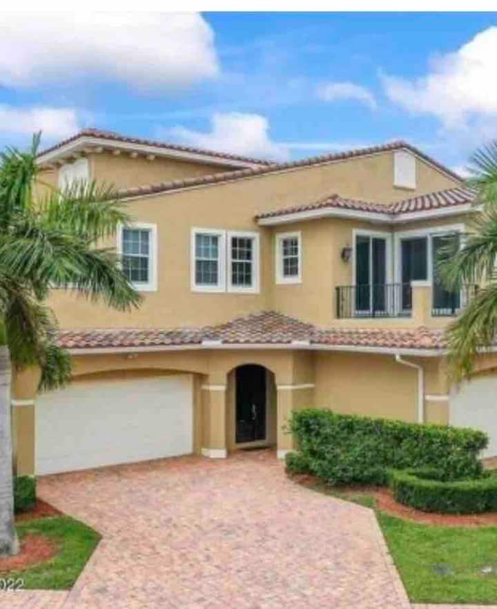 Luxury Townhouse By The Beach - Satellite Beach, FL