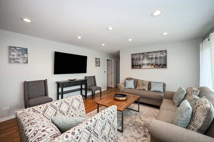 Entire House Minutes From O’hare Airport!! By Lake - Des Plaines, IL
