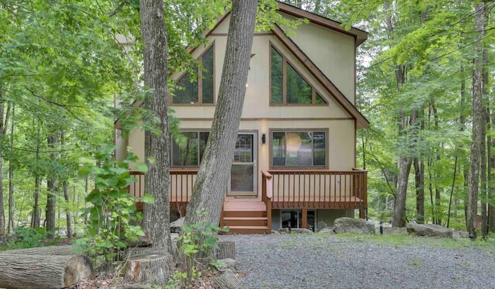 Lakes With Resort Amenities @ Treetop Chalet - Lake Ariel, PA