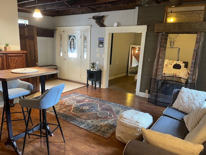 Charming One Bedroom Downtown Loft - Bolivar, OH