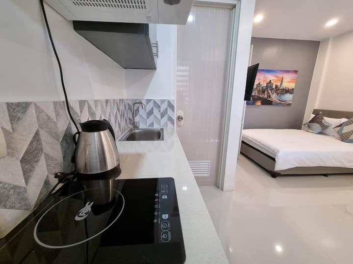 Cozy London Inspired W/ Wi-fi, Netflix & Parking - Naga
