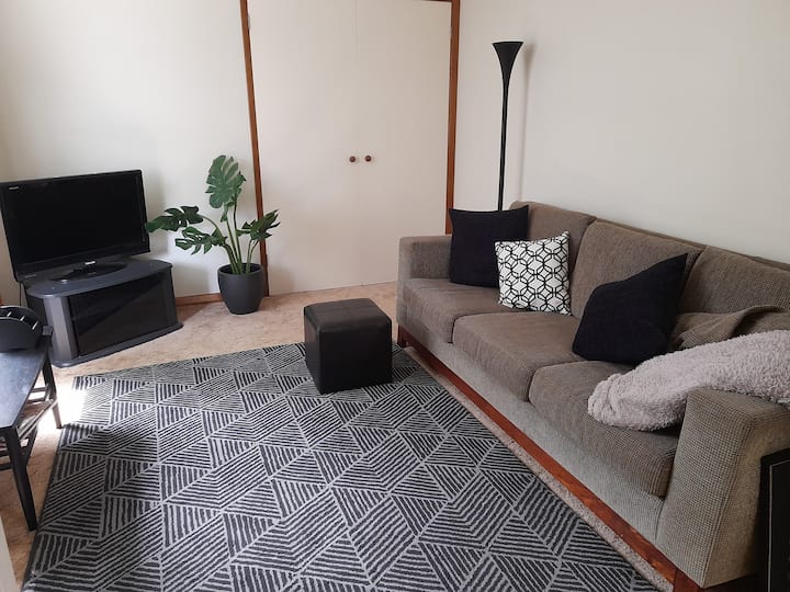 Camellia House Located In The Heart Of Town - Alexandra