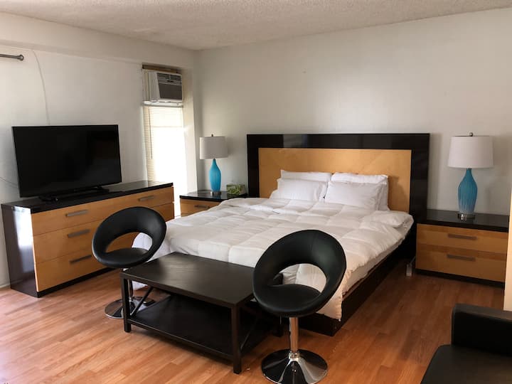 Spacious Studio Near Int. Marketplace With Parking - Honolulu