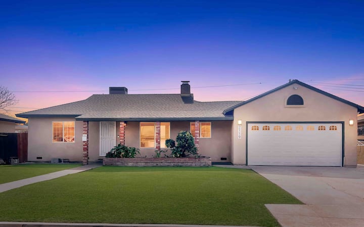 Entire Home! 5 Beds 1bath-backyard-wi-fi & Netflix - ベーカーズフィールド, CA