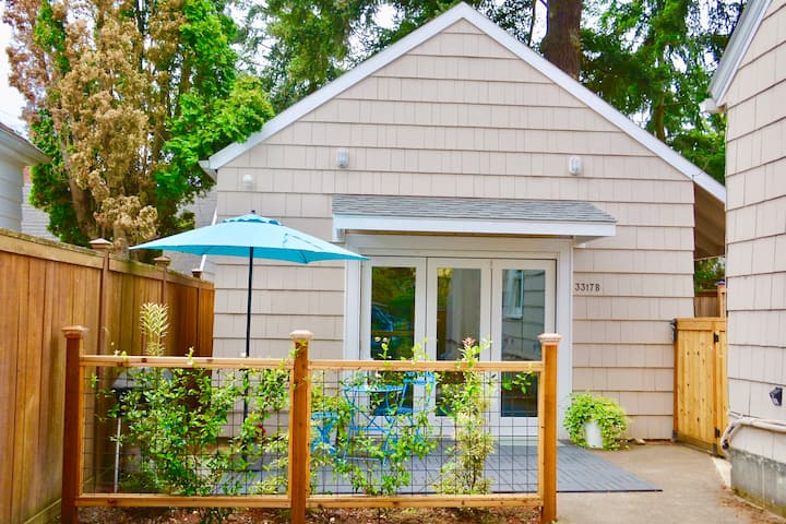 Adorable Backyard Cottage.  Near Beaumont Village - 포틀랜드