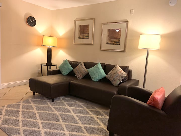 Cozy 2 Bed/2 Bath Condo - Close  To The Strip - Las Vegas