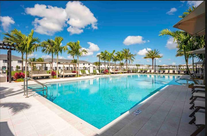 Amazing Townhome That Sleeps 6 Comfortable - Miramar, FL