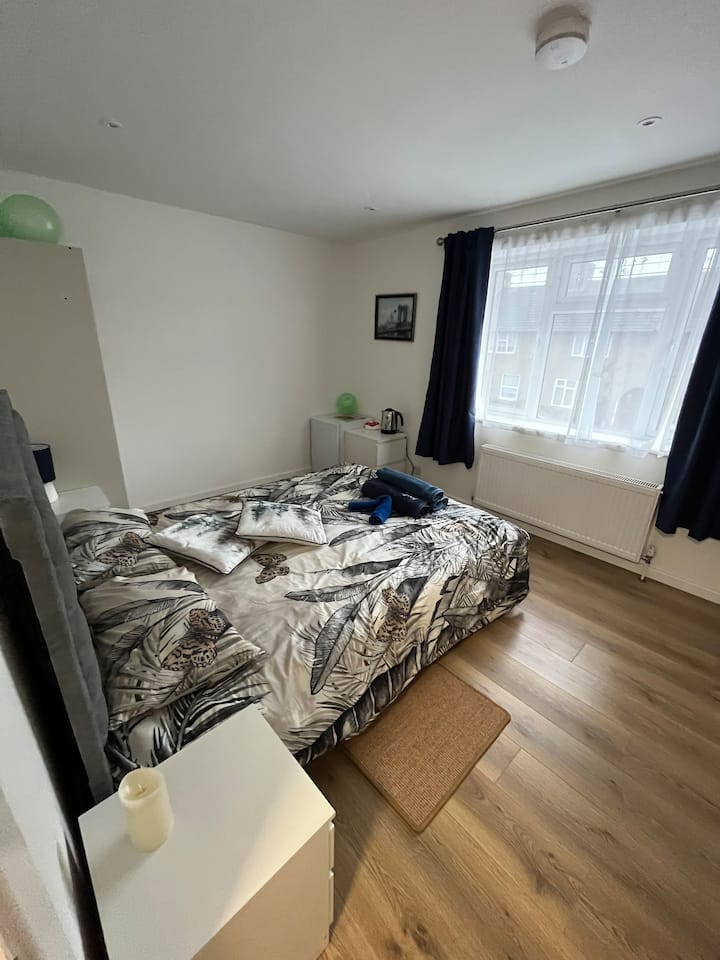 King Bed Room, Private Wc-bathroom - Dagenham