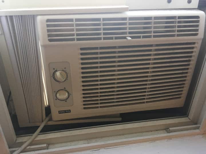 Walk To Queens U, Grocery * Top Floor With Parking - Kingston, Ontàrio, Canadà