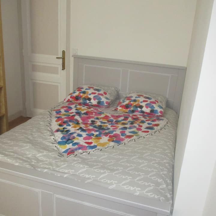 Chambre Dans Maison De Ville Avec Garage - Blois