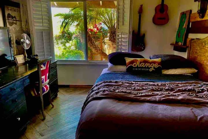 Music Inspired Beach Town Hideaway Private Room - Oxnard, CA