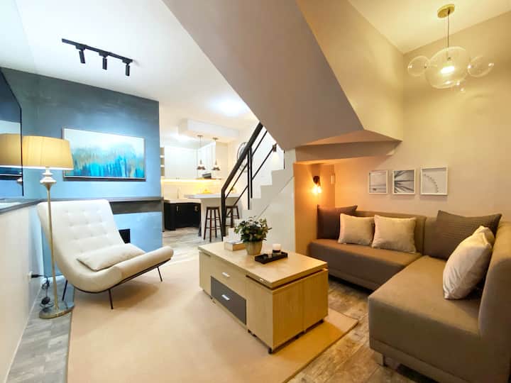 Stylish 2-storey Apt In Dasmariñas
