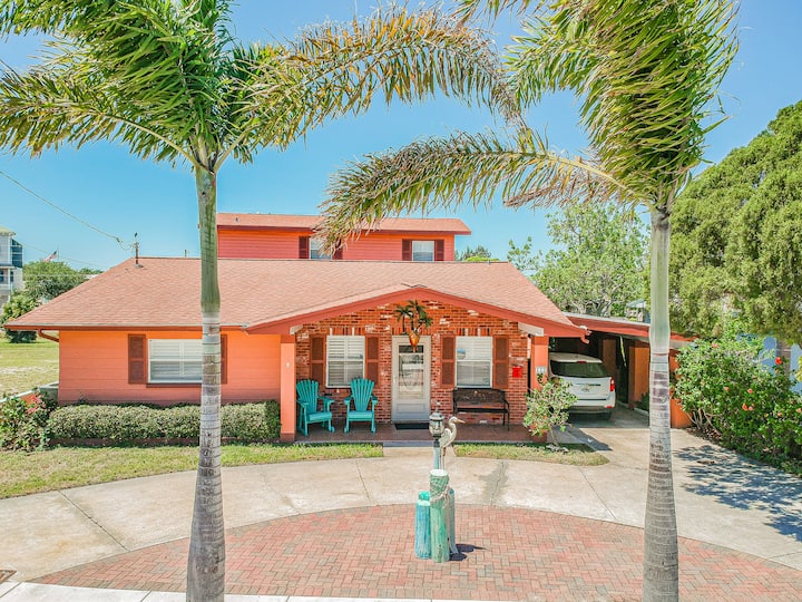 Coastal Retreat Steps From The Sponge Docks - Tarpon Springs, FL