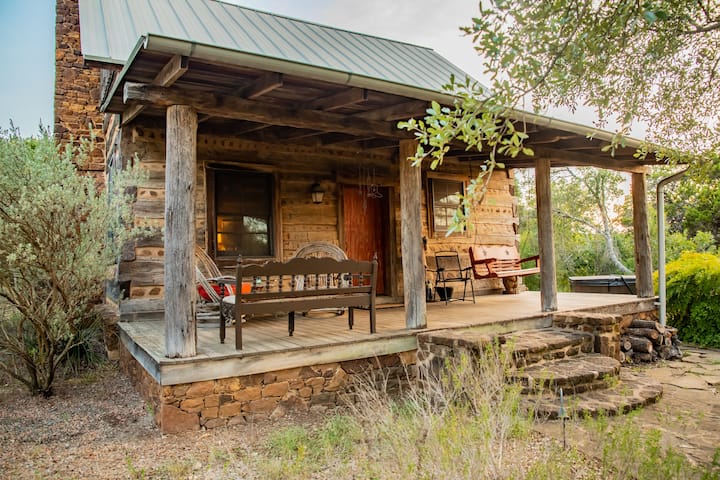 Hill Country Cabin Minutes From Shopping & Dining - Driftwood, TX