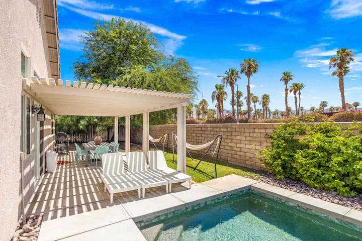 Tiki Cove  🏓 🏊‍♀️ 🌴 - Indio, CA
