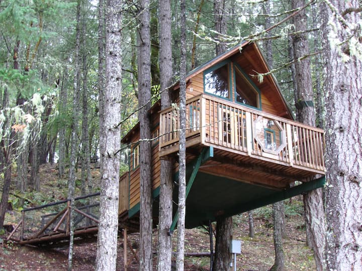 Cozy Cottage Treehouse - Cave Junction, OR