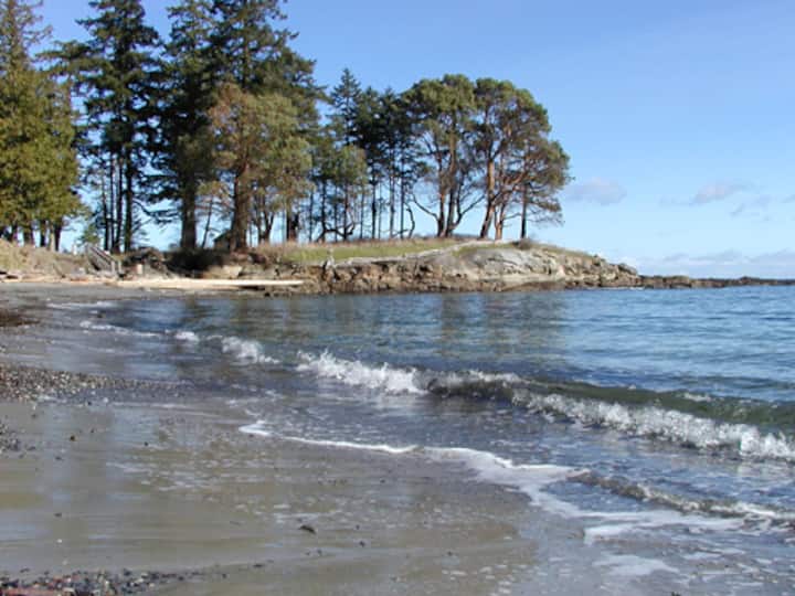 Sea & Sand Galiano Island Waterfront Beach House - Galiano Island