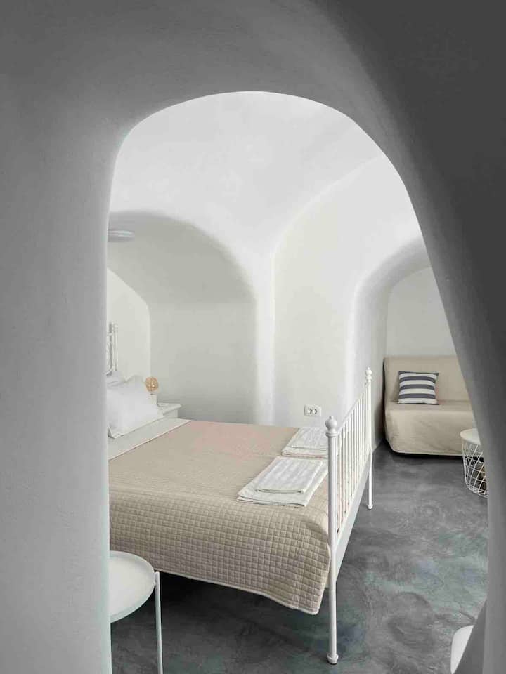 Unique Small Stonehouse At Thira - Santorini