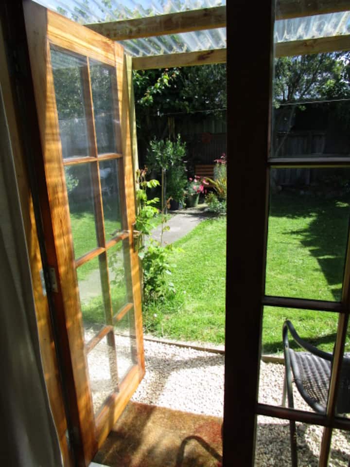 Private Garden Cabin - On Airport Bus Route - 