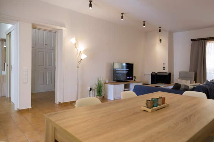 Loutraki Penthouse 3 Minutes Walk From The Beach! - Griekenland