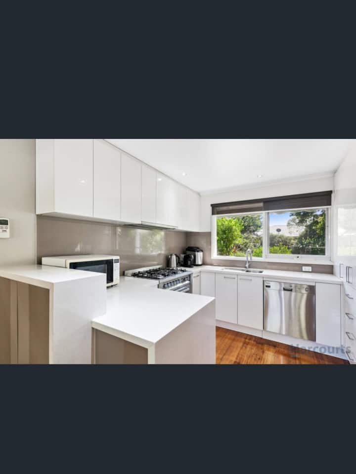 Clean Tidy Room, Walk To Station And Everything - Lilydale