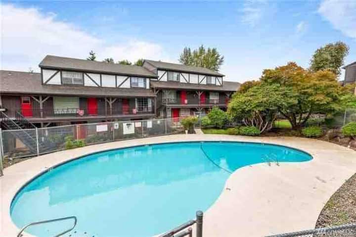 2br Seatac Townhouse | Near Airport | Pool | Pets+ - Des Moines, WA