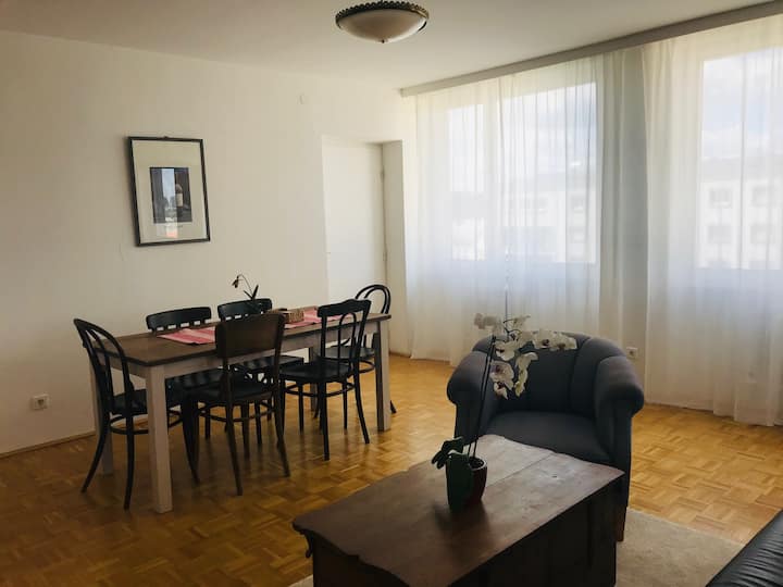 Mitten Im Achten. Zentrale Wohnung In Wien - Viena