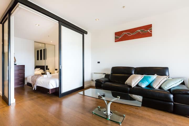 Southside St Kilda With Balcony & Parking - Saint Kilda