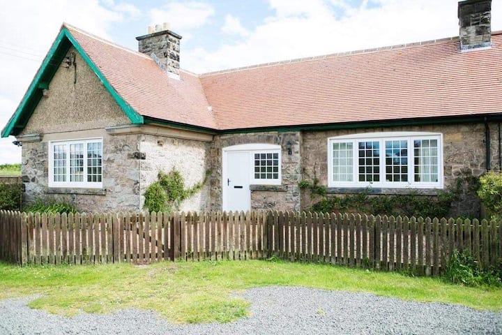'Norcot' Coastguards Cottage. Beach Front Location - Seahouses