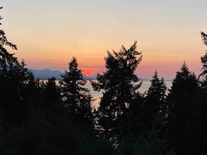 Oceanview, Woodstove & Sauna 2 Bdrm Blue Retreat - Salt Spring Island