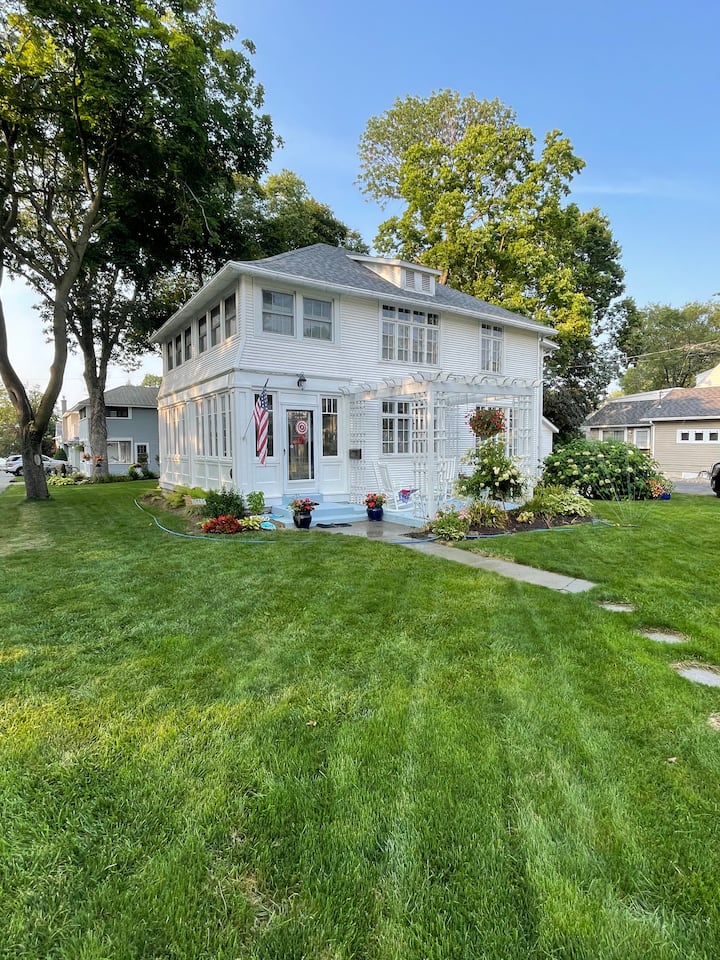 Sixteen Sandals Historic Lakeside Cottage - Put-in-Bay, OH