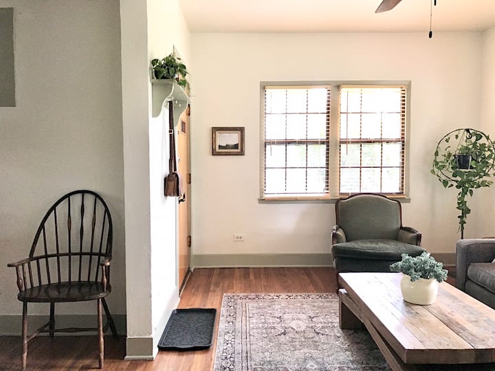 Stein Haus & Pebble Flat Location & Comfort - New Braunfels, TX