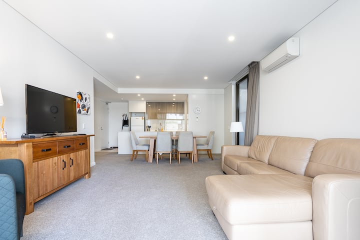 Large Barton Courtyard Apartment Near Parliament - Canberra
