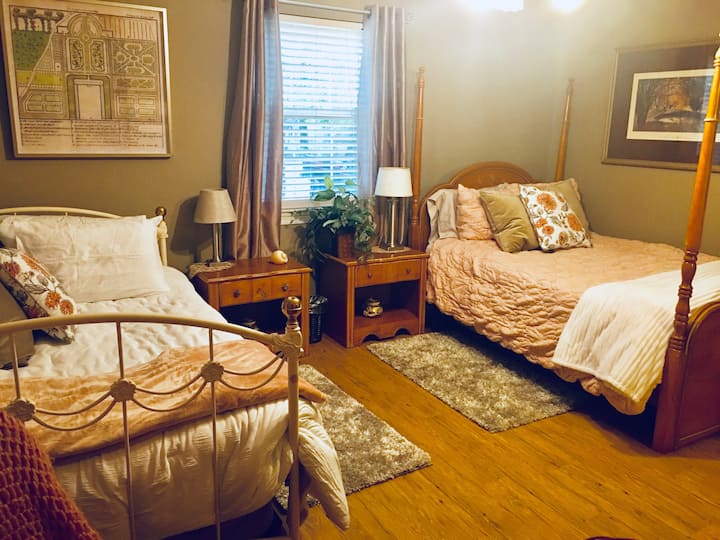 The Rose Room, Creekside Cottage - Abita Springs, LA