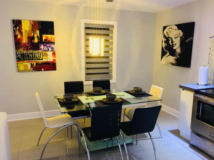 A. Luxurious Two Story Villa. - Laval