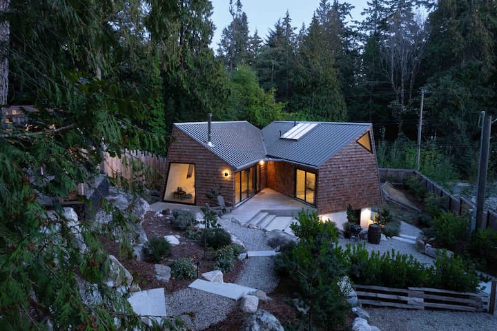 Architect Designed Rustic Modernist Cabin - Roberts Creek
