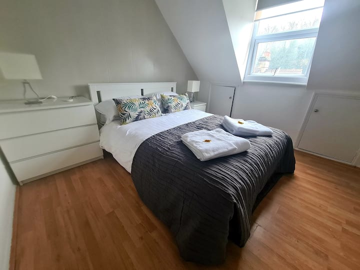 Split Level Luton Town Center Flat - Luton