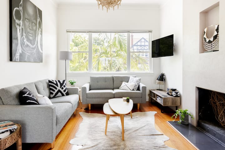 Light-filled Top-floor Apartment In Desirable Hawthorn - Australia