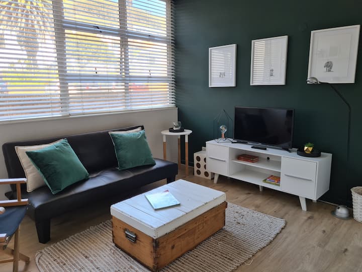Central, Sunny And Secure Sea Point Studio. - Camps Bay