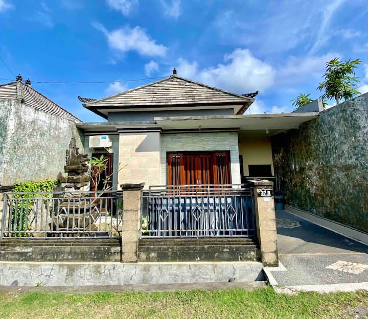 Chic Little Home | Djanuraga House 4 - Denpasar