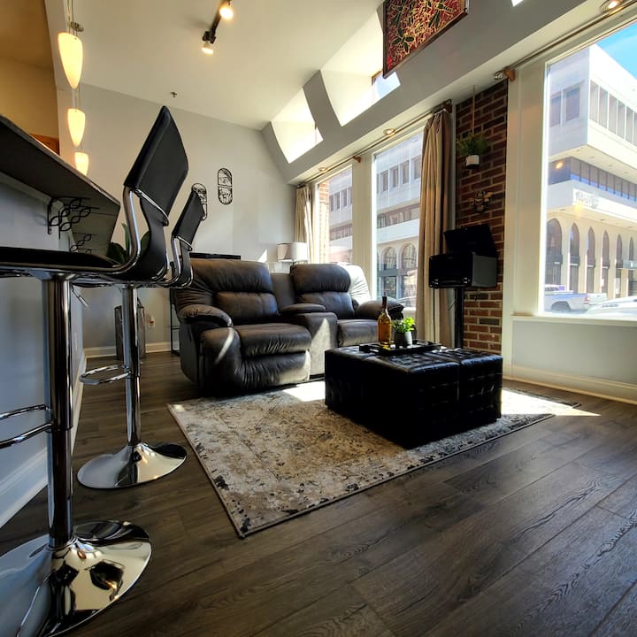 Lux D'town Gboro Loft/parking, 5 Min Walk 2 Tanger - Greensboro, NC