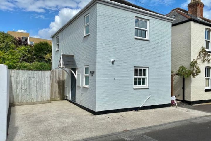 Stylish Cottage,  Lymington Centre - Lymington