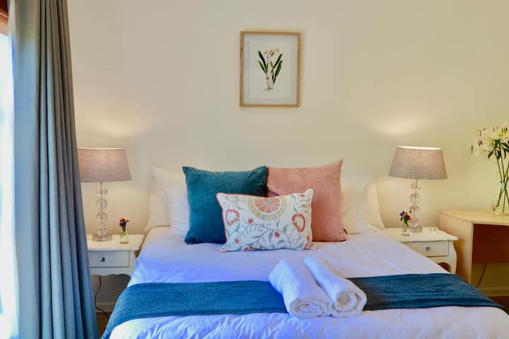 Safe Accommodation For Female Travellers Free Wifi - Western Cape