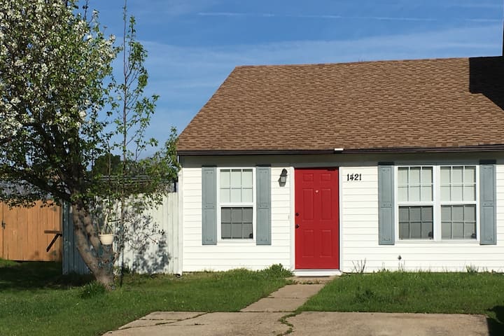 Very Nice Two Bedroom House On Private Lake. - Chesapeake, VA