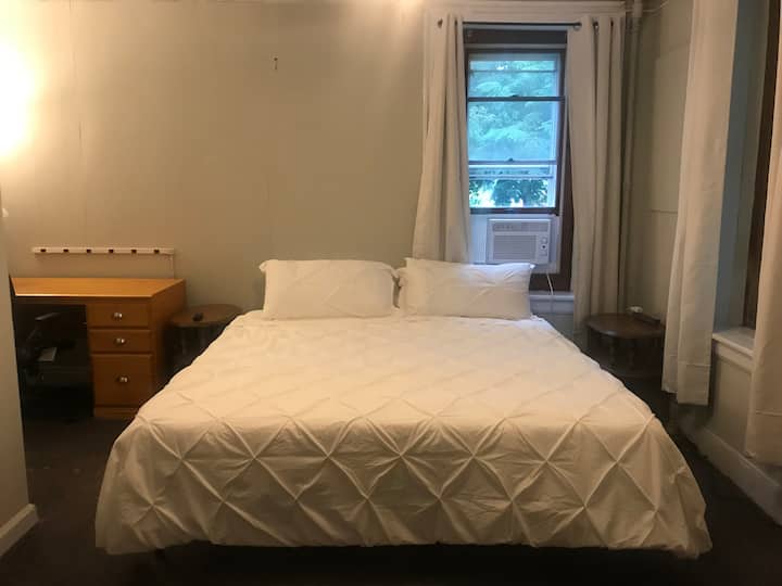 No Clean Fee! Upper North St Lodge Room - Pittsfield, MA