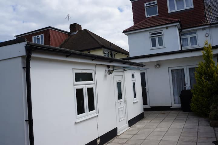 The 5rs-a True Home Away From Home! - Edgware