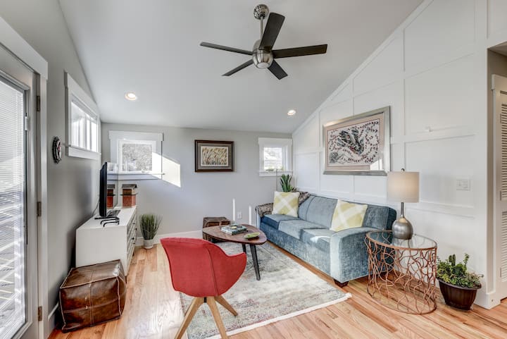 East Nashville Bird House-cozy & Elegant Retreat - SoundWaves at Gaylord Opryland, Nashville