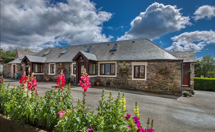 Quality Semi Rural Country Cottage - Peebles